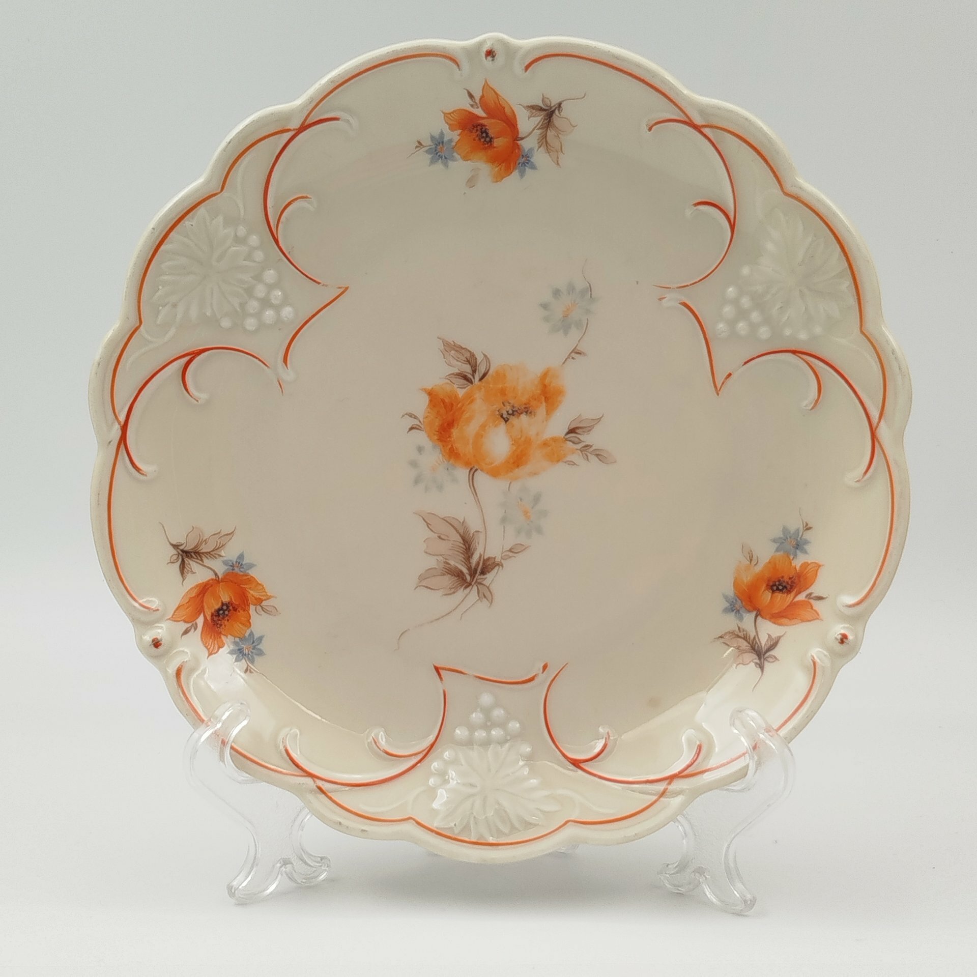 Тарелка десертная с рельефным декором и изображением красных цветов, фарфор