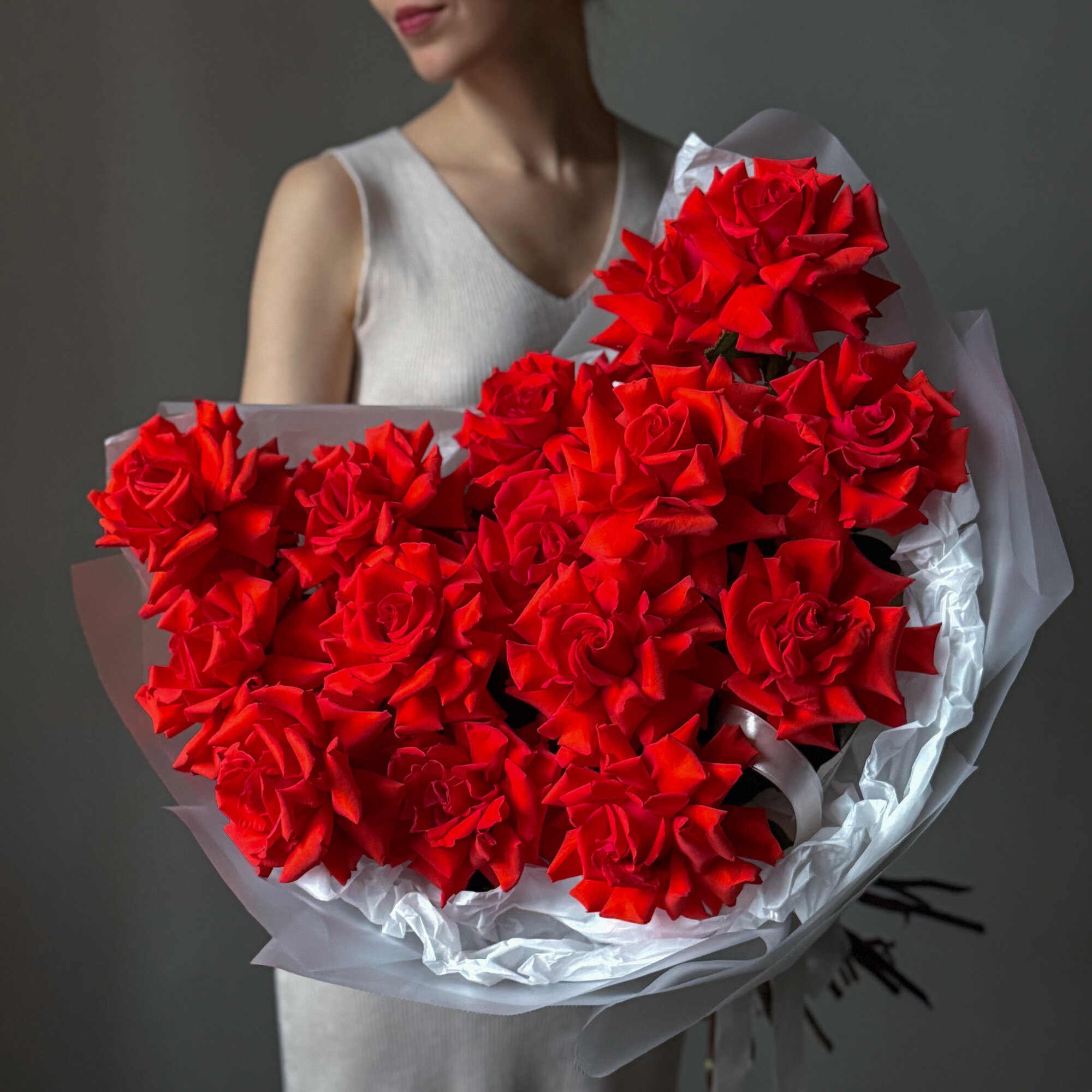 Шикарный букет из красных французских роз сорта "Nina"(15шт). Veresk 851