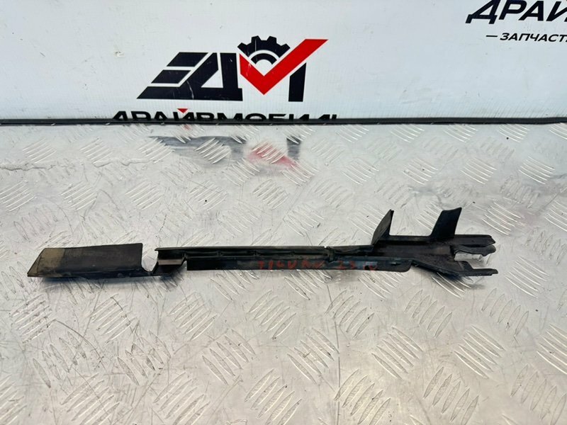 Б/У Дефлектор радиатора Volkswagen Tiguan 2016 AD1 Прав. 63995 VAG арт. 5G0121332H