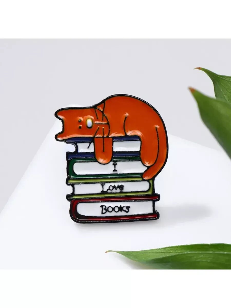 Значок металлический Кот на книгах