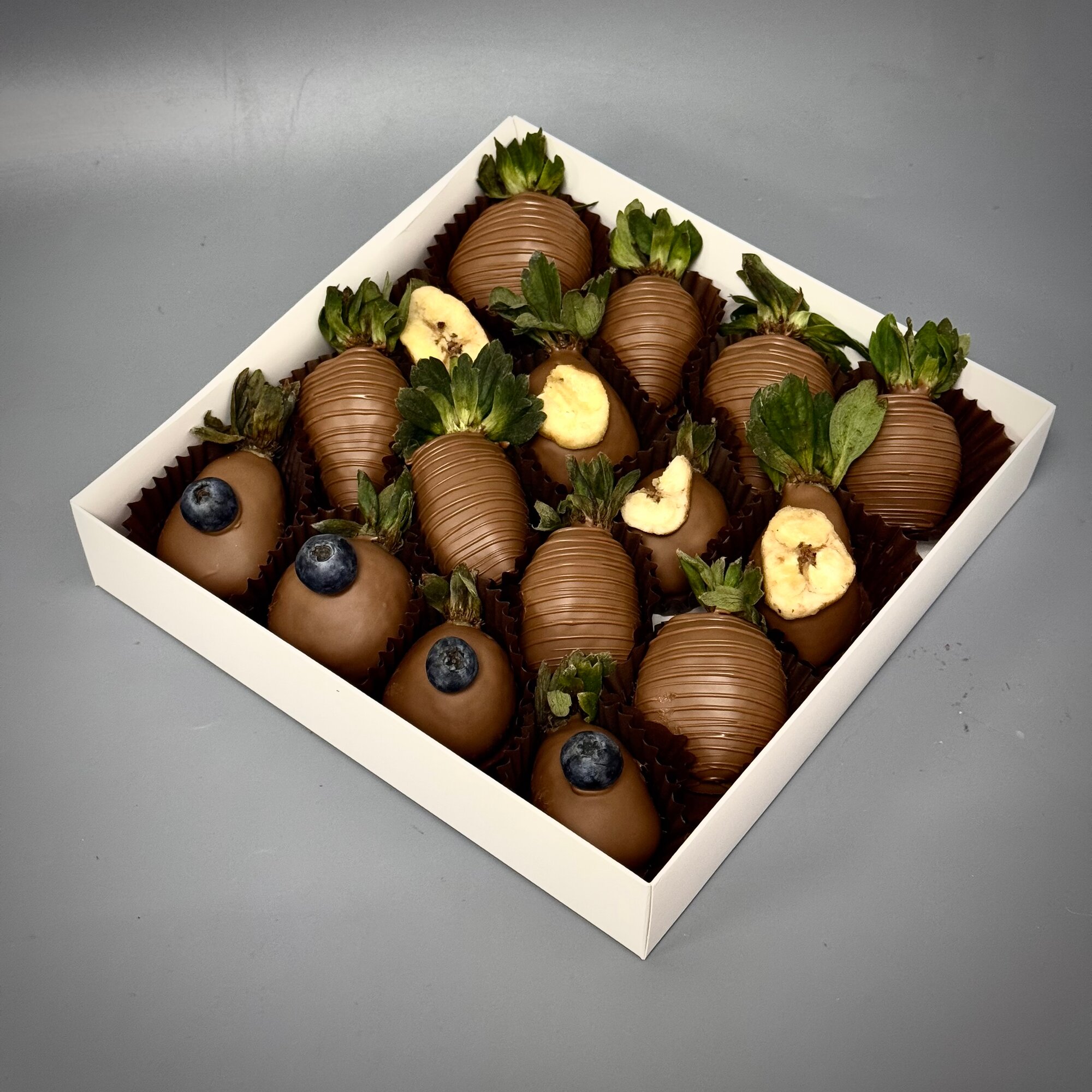 Набор клубника в шоколаде «Бархат» (16-20 штук) в подарочной упаковке с бантиком