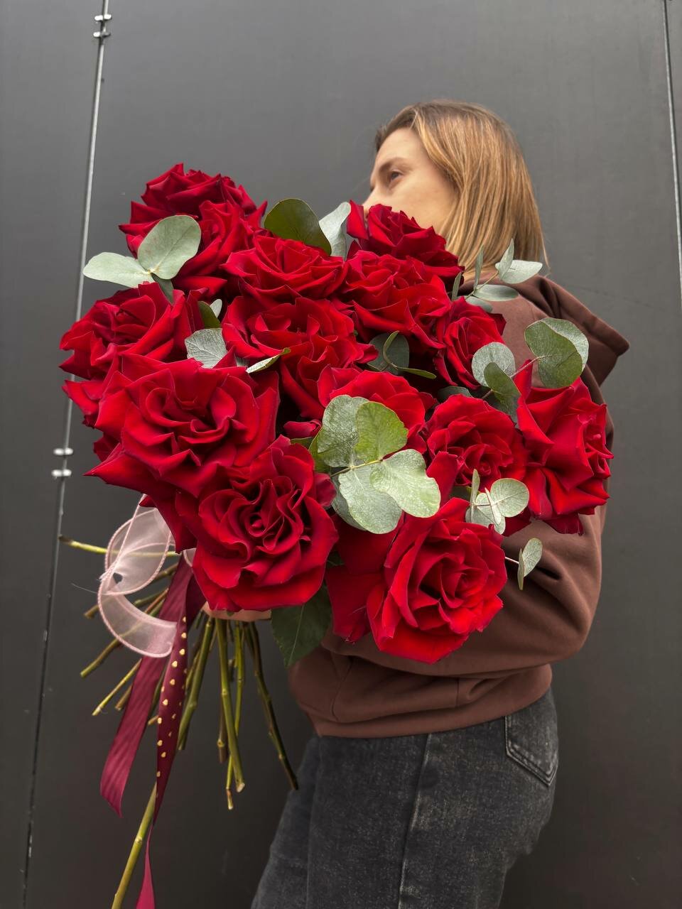 Букет из французской красной розы Explorer 60 см 15шт. с эвкалиптом от "story-flowers"