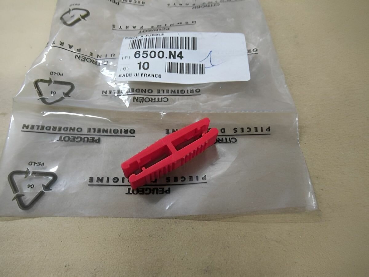 Зажим ( пинцет ) для снятия предохранителей оригинал PEUGEOT OEM-номер 6500N4 , 6500. N4 .