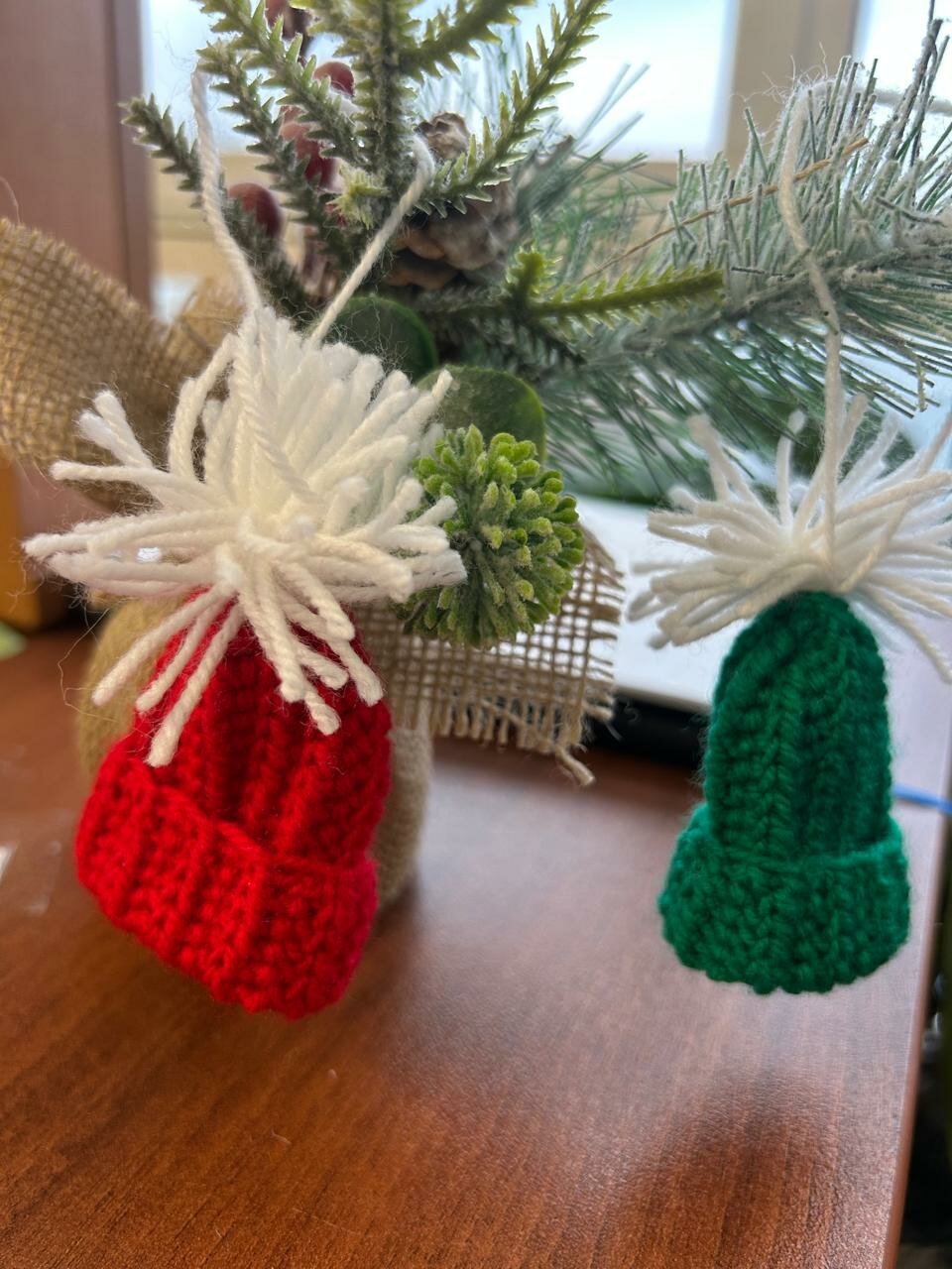 Набор елочных игрушек "Шапули", вязаные, ручная работа, 2 шт, высота 7 см