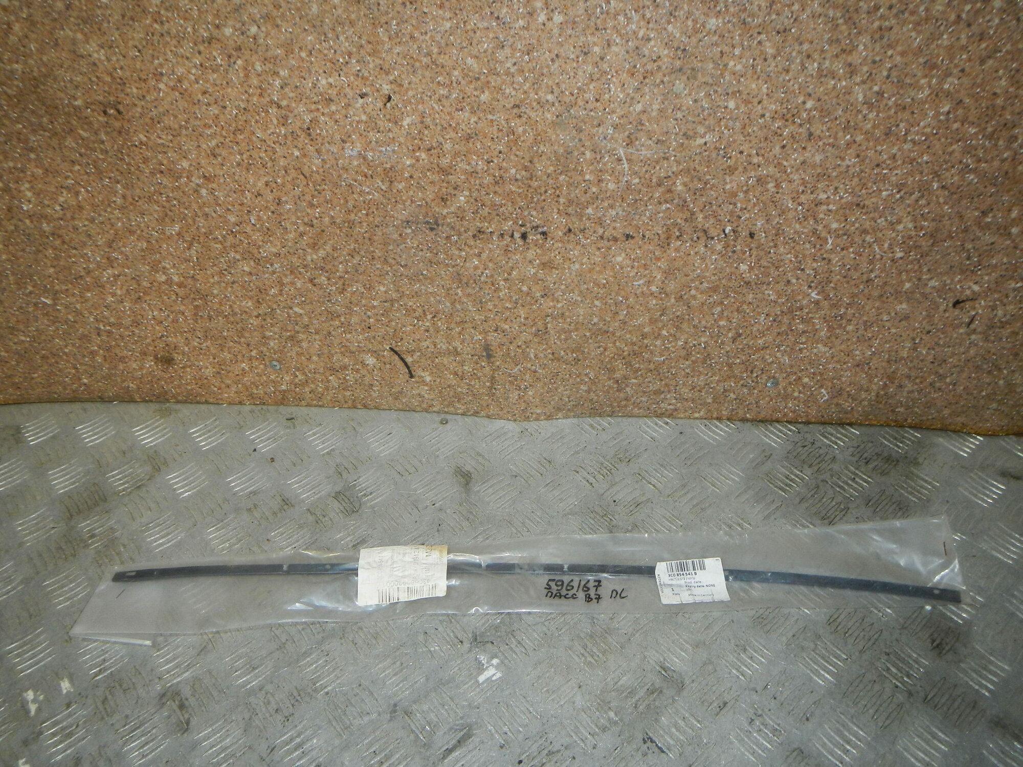 Б/У Молдинг лобового стекла, Volkswagen (Фольксваген)-PASSAT B7 (10-15) VOLKSWAGEN PASSAT B7 (10-15) Кронштейн молдинга л...