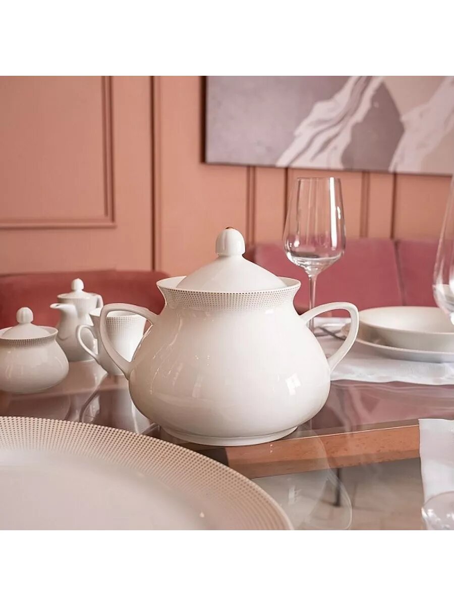 Супница с крышкой фарфоровая, 2,8 л.