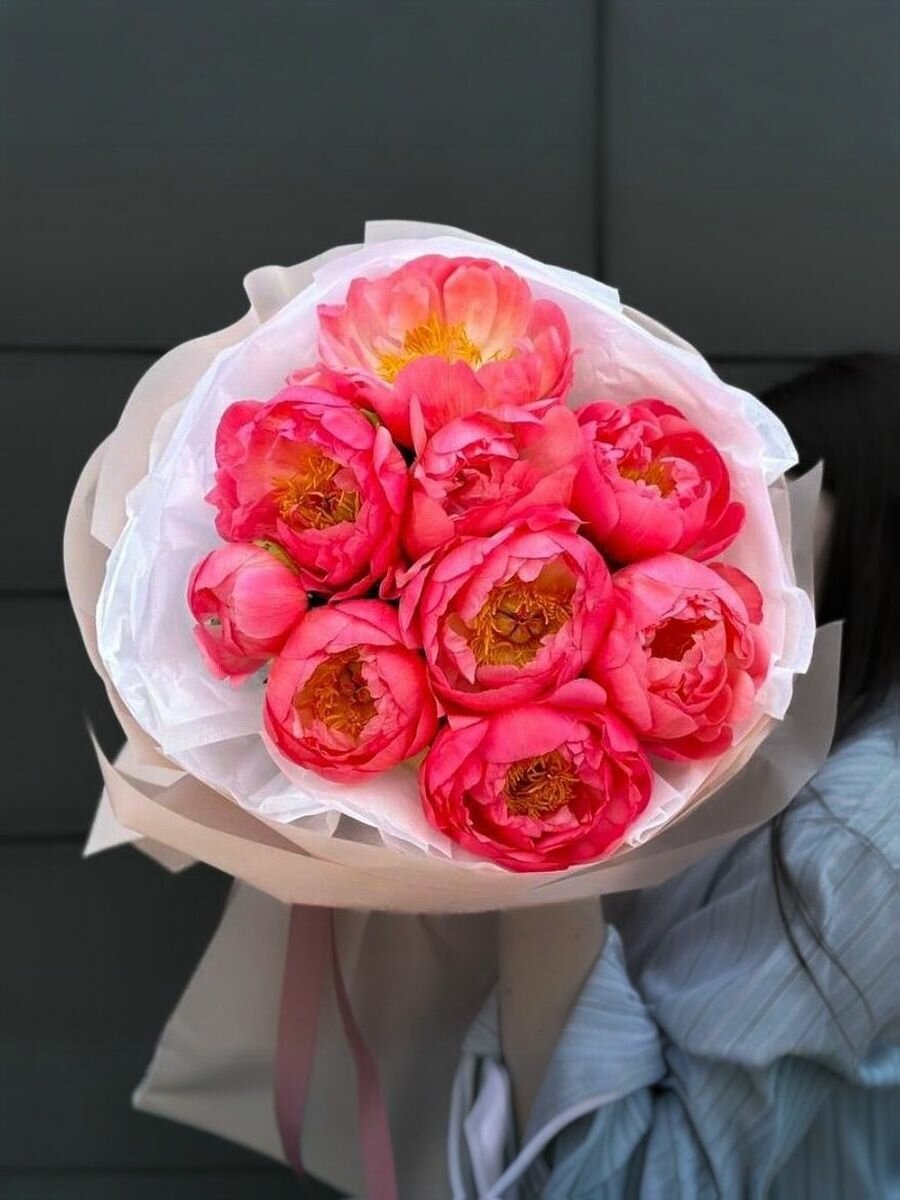 Букет из 9 коралловых пионов