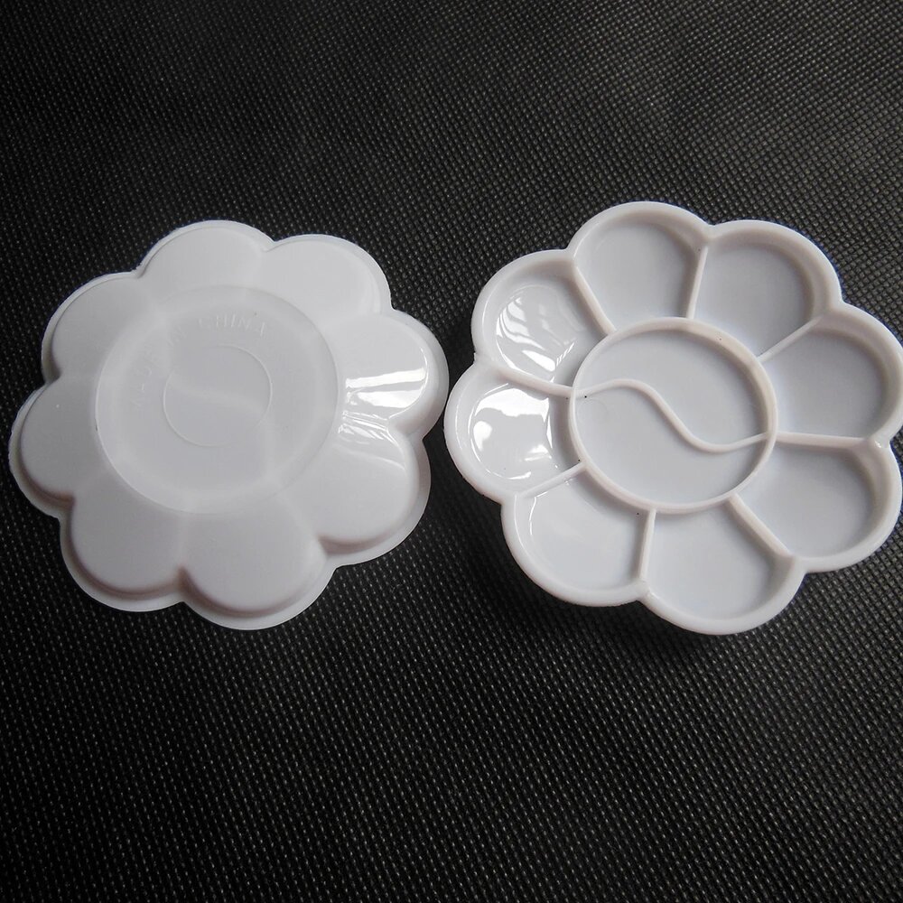 Две белые палитры для дизайна ногтей