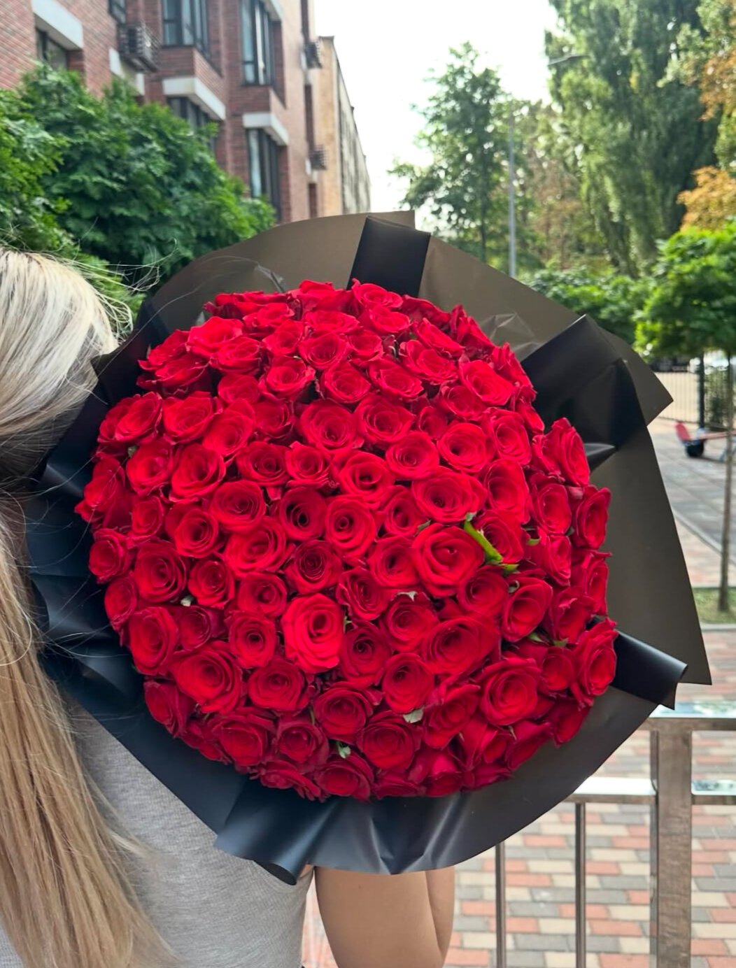 Элегантный букет из 101 красной розы в черной оберточной бумаге, шикарный букет