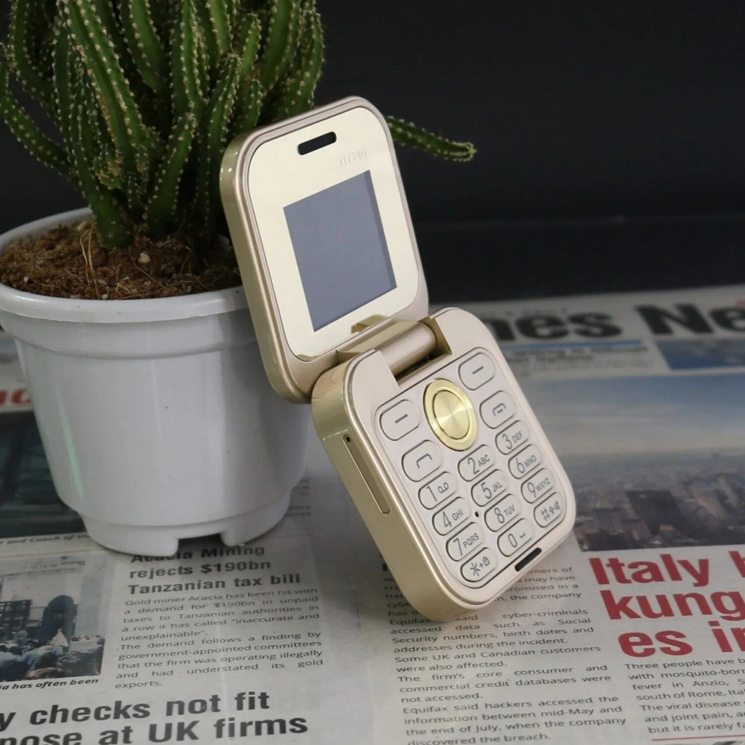 Palm Cute Flip Phone Magic Voice Push Button Dual Sim Small Size Blacklist Torch Portable Folded Cellphone For Senior Cheap