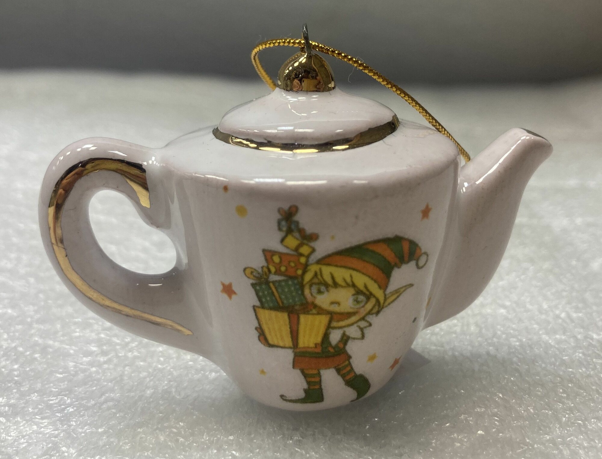 АРТ-Салон на Октябрьской ёлочная игрушка "Чайничек с эльфом", майолика 5х6,5х4 см.