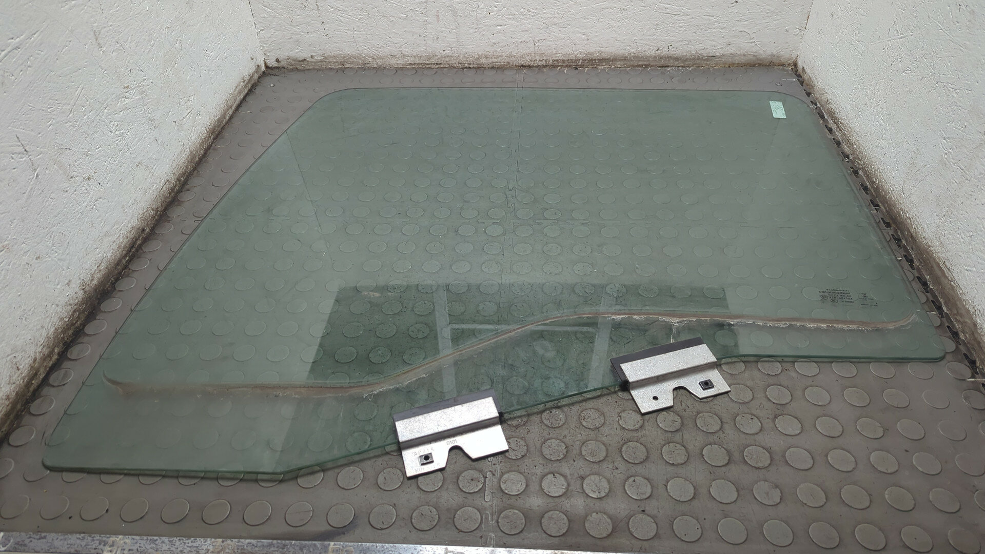 Стекло боковой двери левое переднее Man TGX Б/У