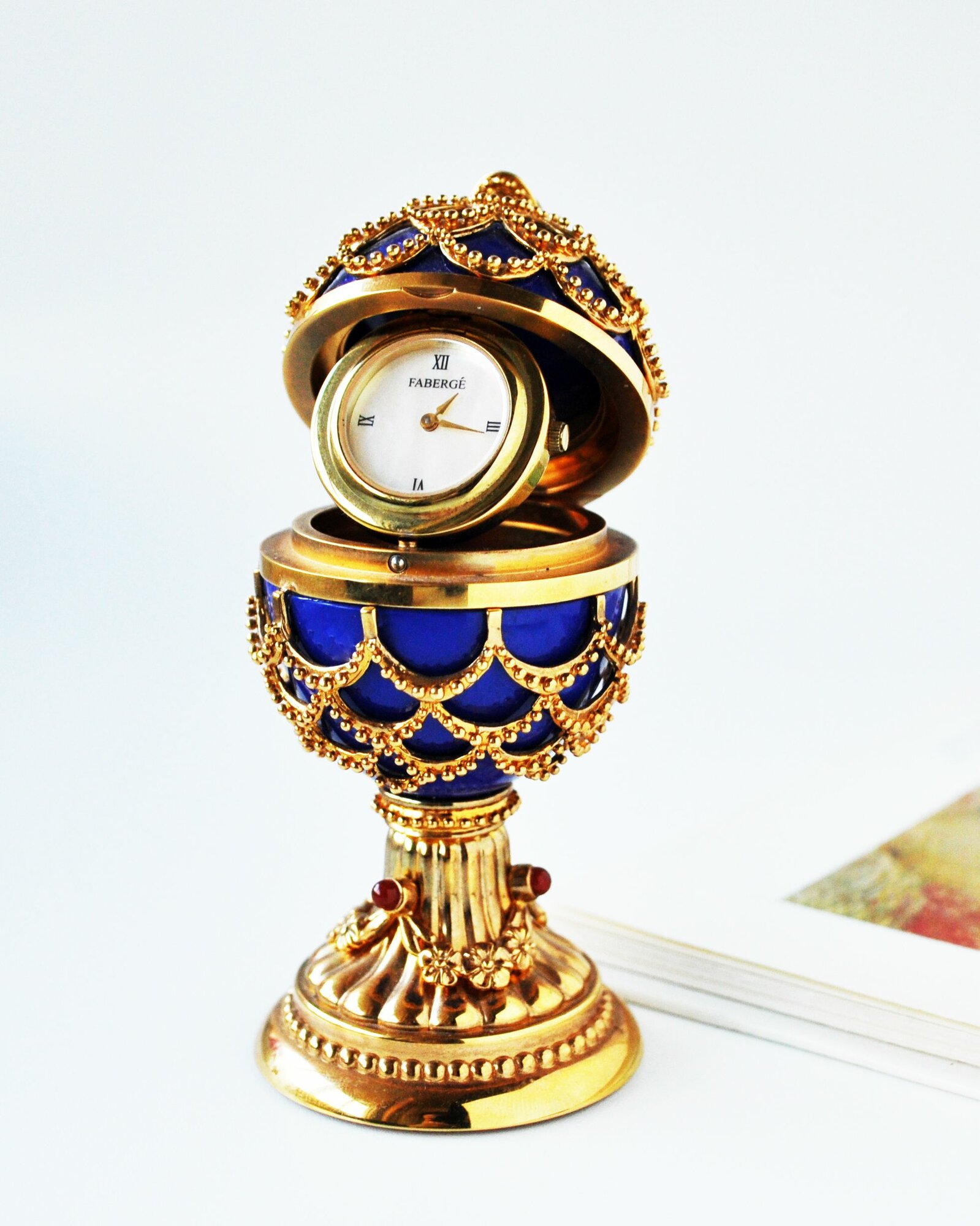 Faberge. Винтажное яйцо-часы "Сосновая шишка". Металлический сплав, кварцевый часовой механизм, золочение. Фаберже, конец ХХ века.