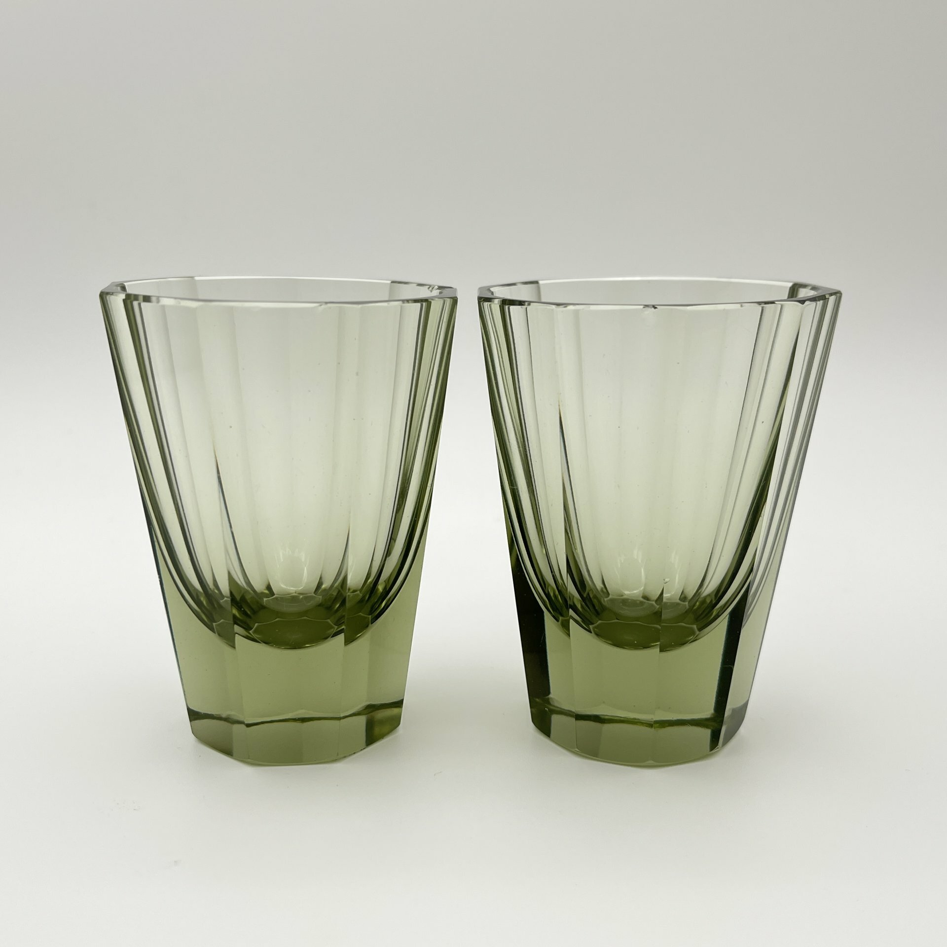 Набор из 2 граненых стопок зеленого оттенка, цветное стекло, Val Saint Lambert, Бельгия