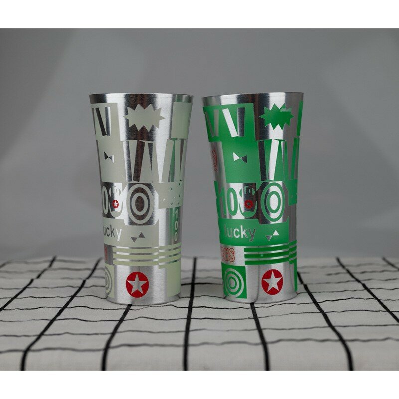 Красный цвет Coca-Cola обесцвечивает алюминиевую чашку, когда холодное изменение цвета Маленькая талия и большая звезда