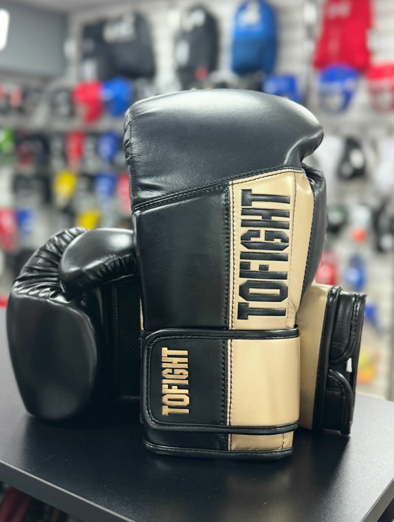 Боксерские перчатки TOFIGHT черно-золотые (14 oz)