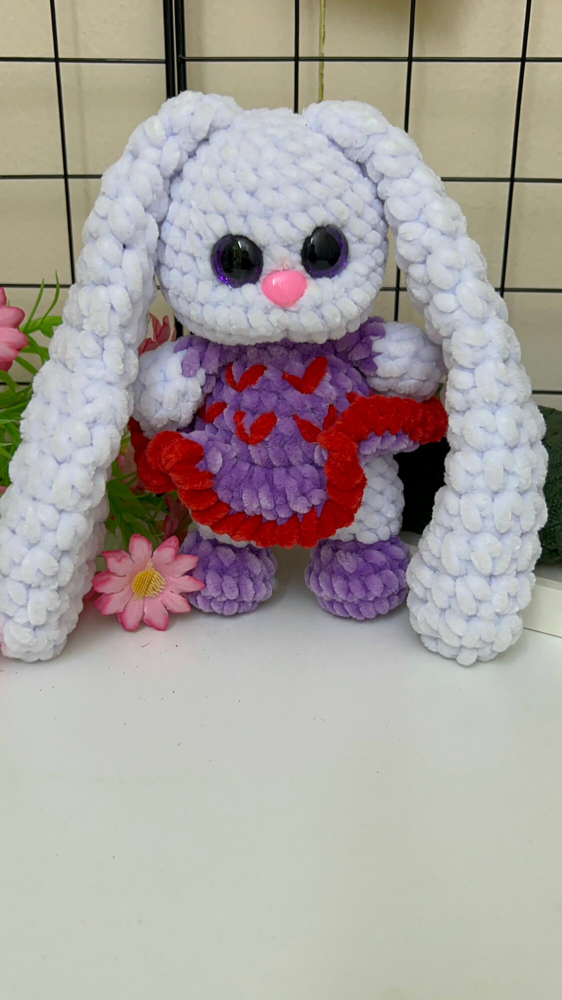 Вязаная игрушка зайка. Плюшевый зайка