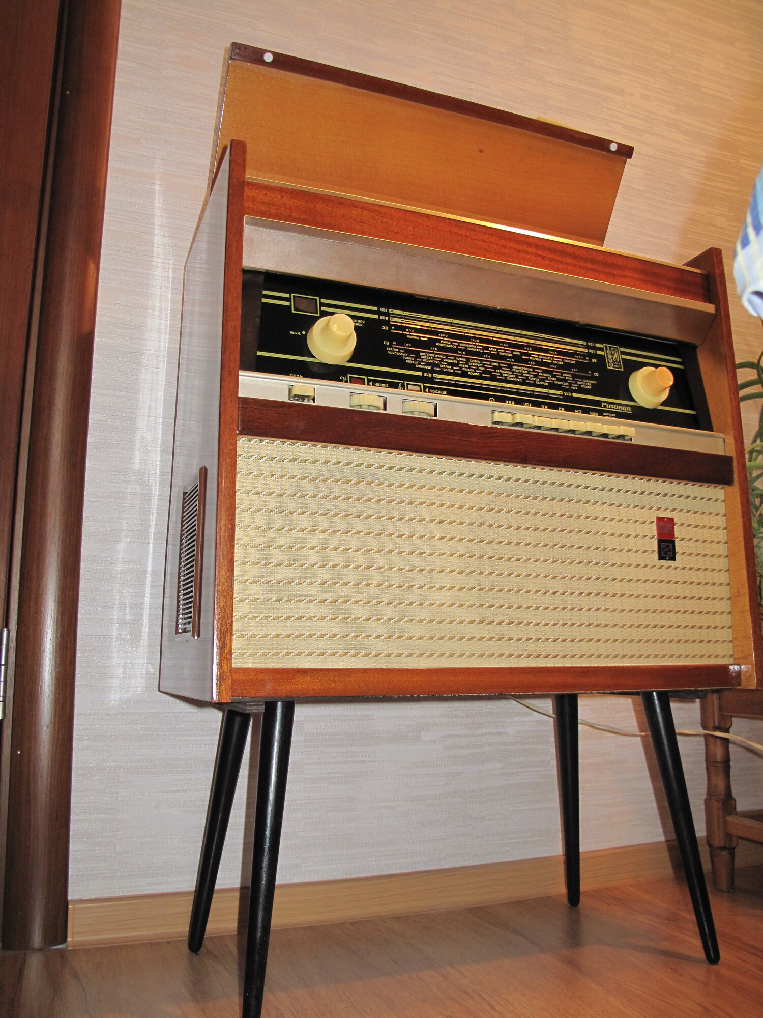 Радиола Ригонда, 1967 г. в, юбилейная, с Bluetooth, после реставрации
