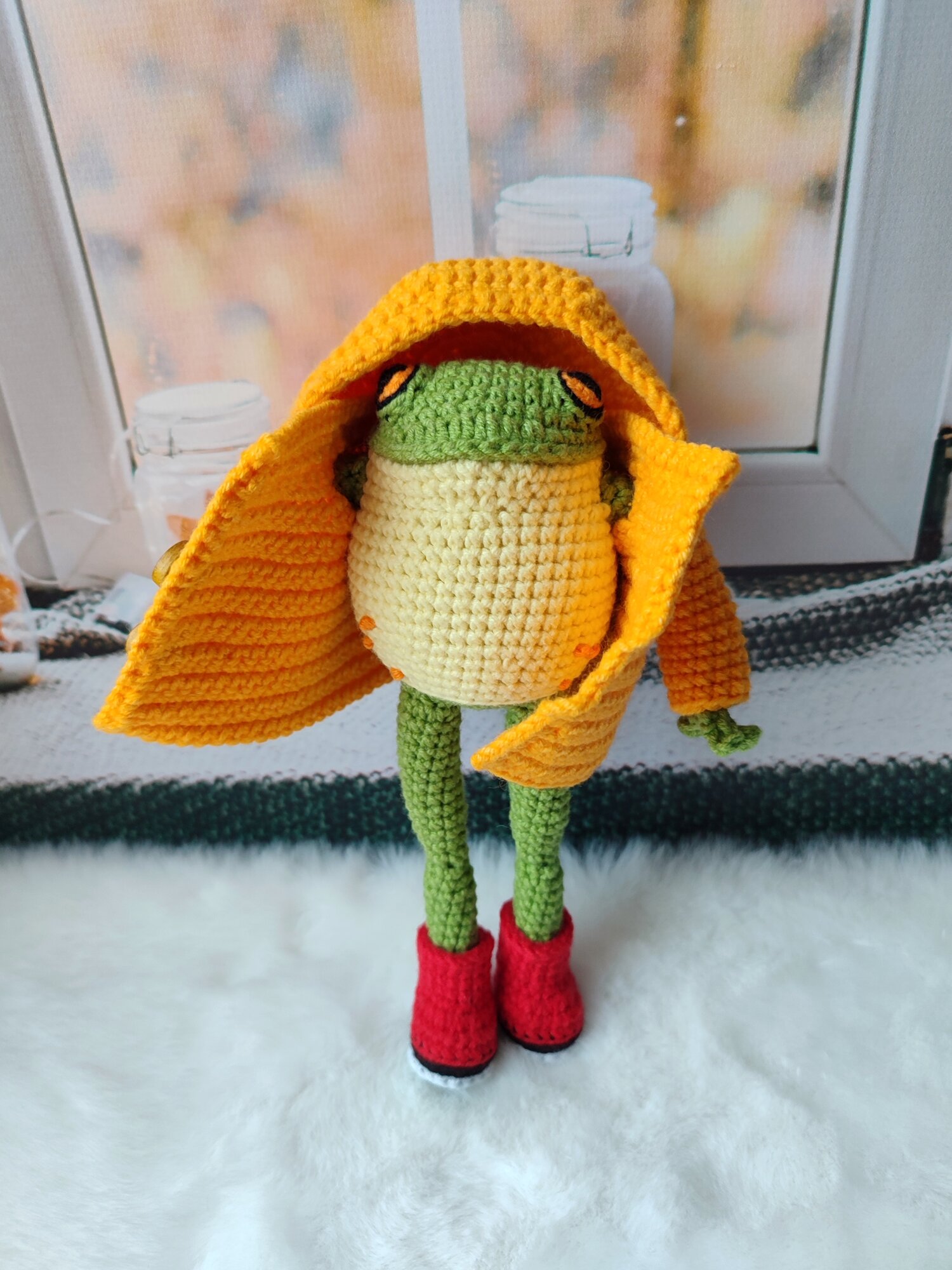 Вязаный лягушонок Хьюго. Интерьерная каркасная игрушка