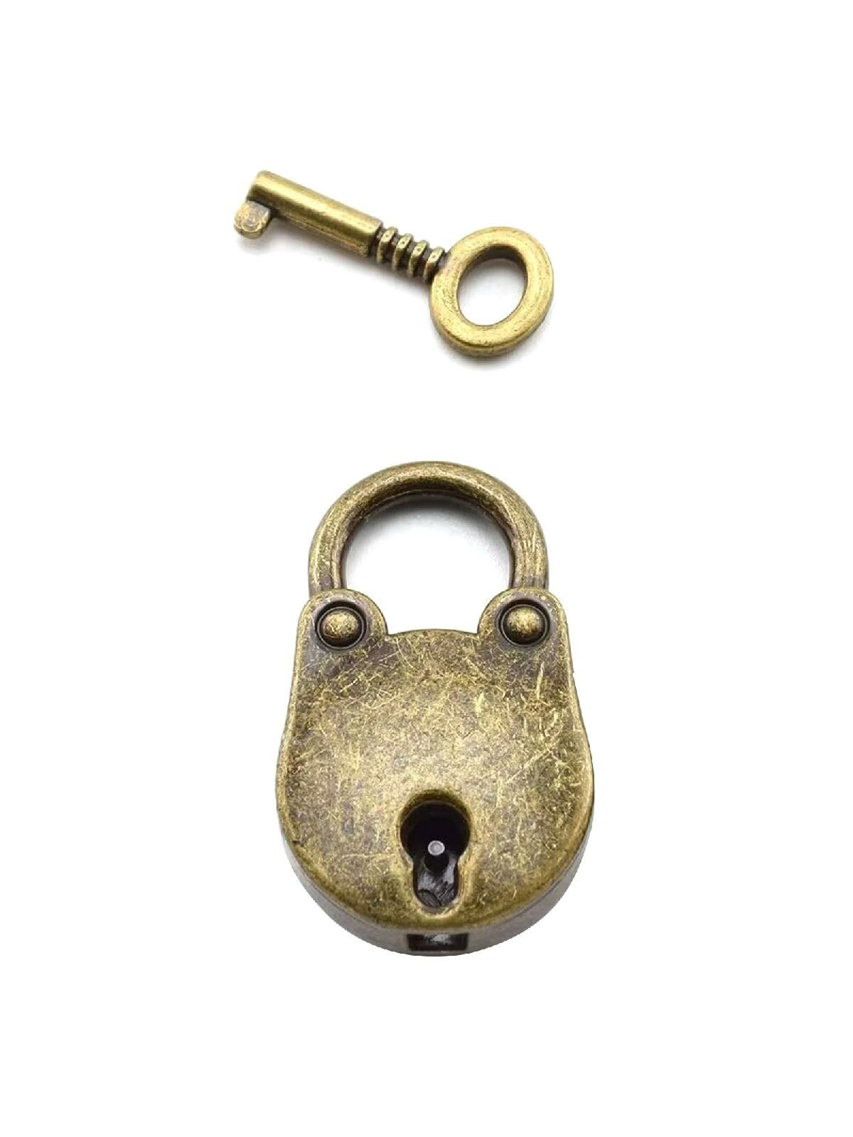 Старинный навесной замок из медвежьего сплава