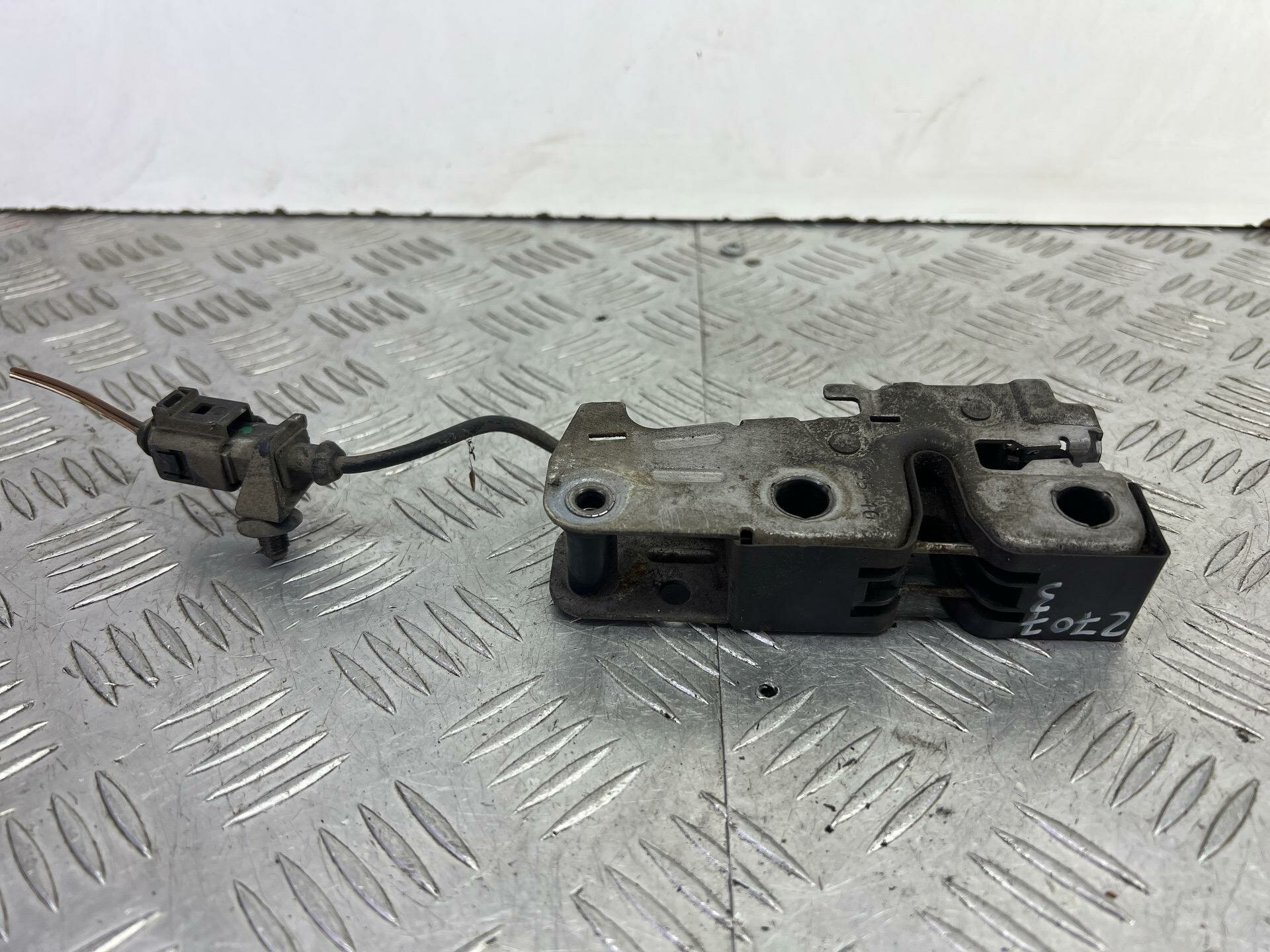 Замок капота Skoda Yeti (2009 - 2014) 5L0823509A