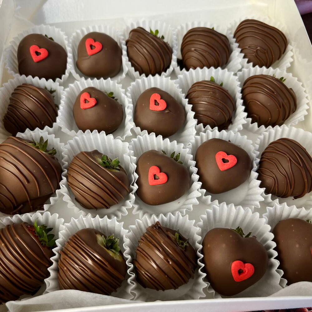 Клубника в шоколаде, набор клубники в шоколаде в коробке "Только для тебя", 20 ягод