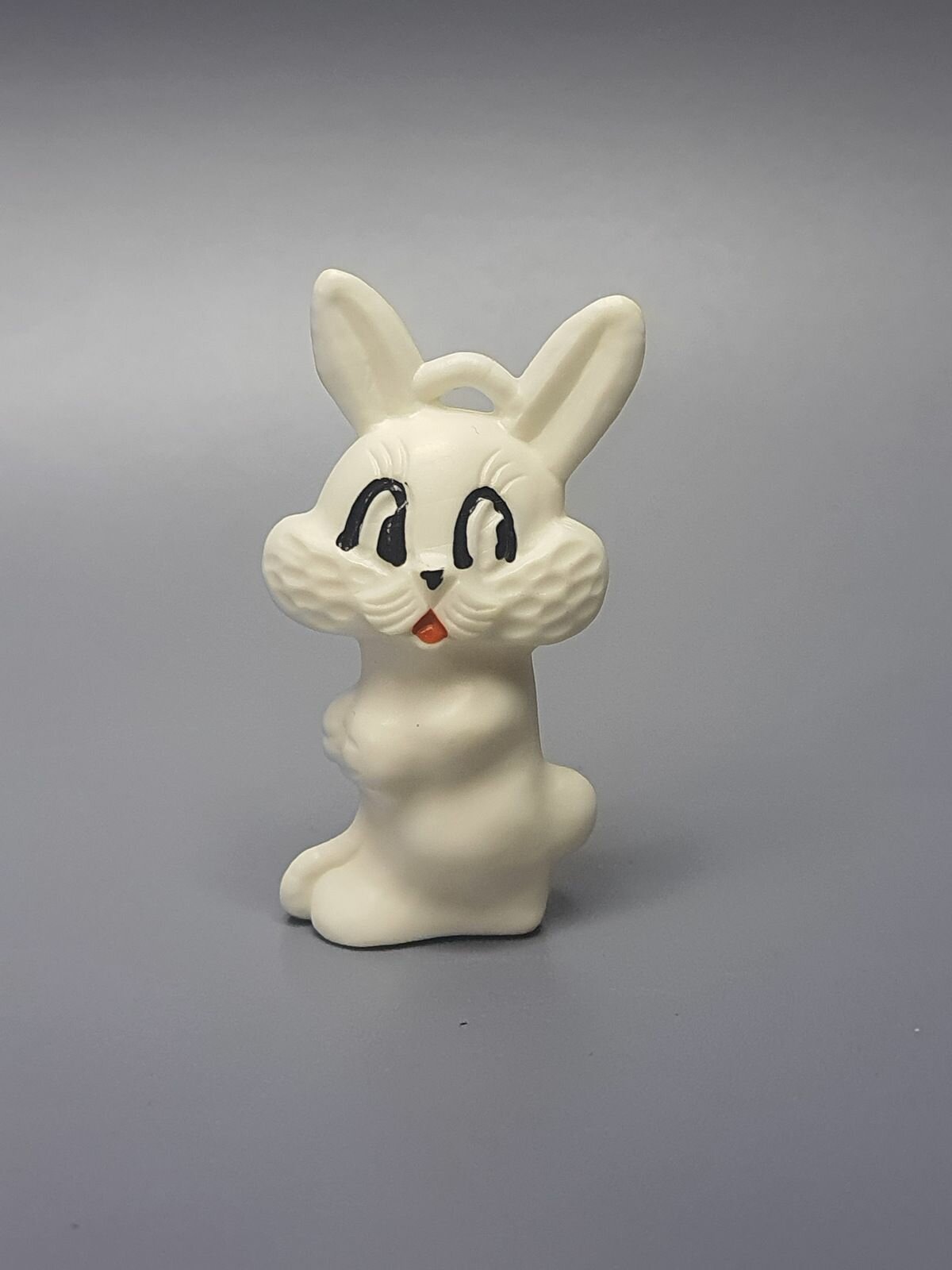 Брелок фигурка винтажная Зайчик, пластик, СССР 1970-1980 гг