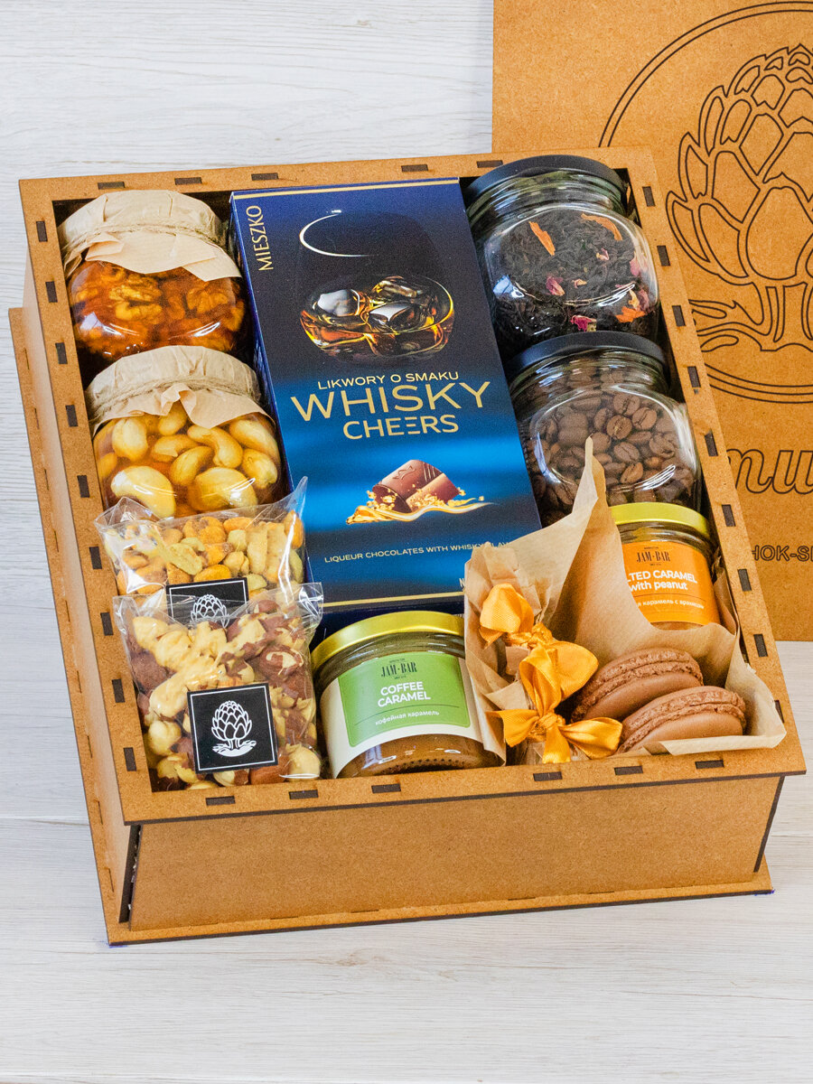 Подарочный набор в деревянном боксе с конфетами, натуральным медом, орехами и чаем #2190