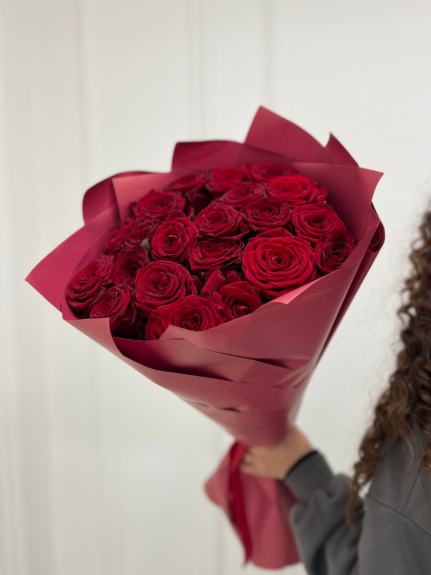 Гламелия цветы «Королевский бархат»: 21 роза Red Naomi в пленке – купить свежие цветы с доставкой в Москве