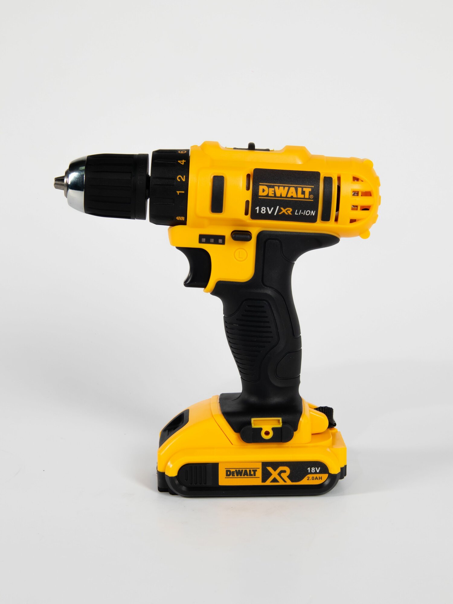Аккумуляторная дрель-шуруповерт DeWalt 18V Li-Ion в кейсе с двумя АКБ