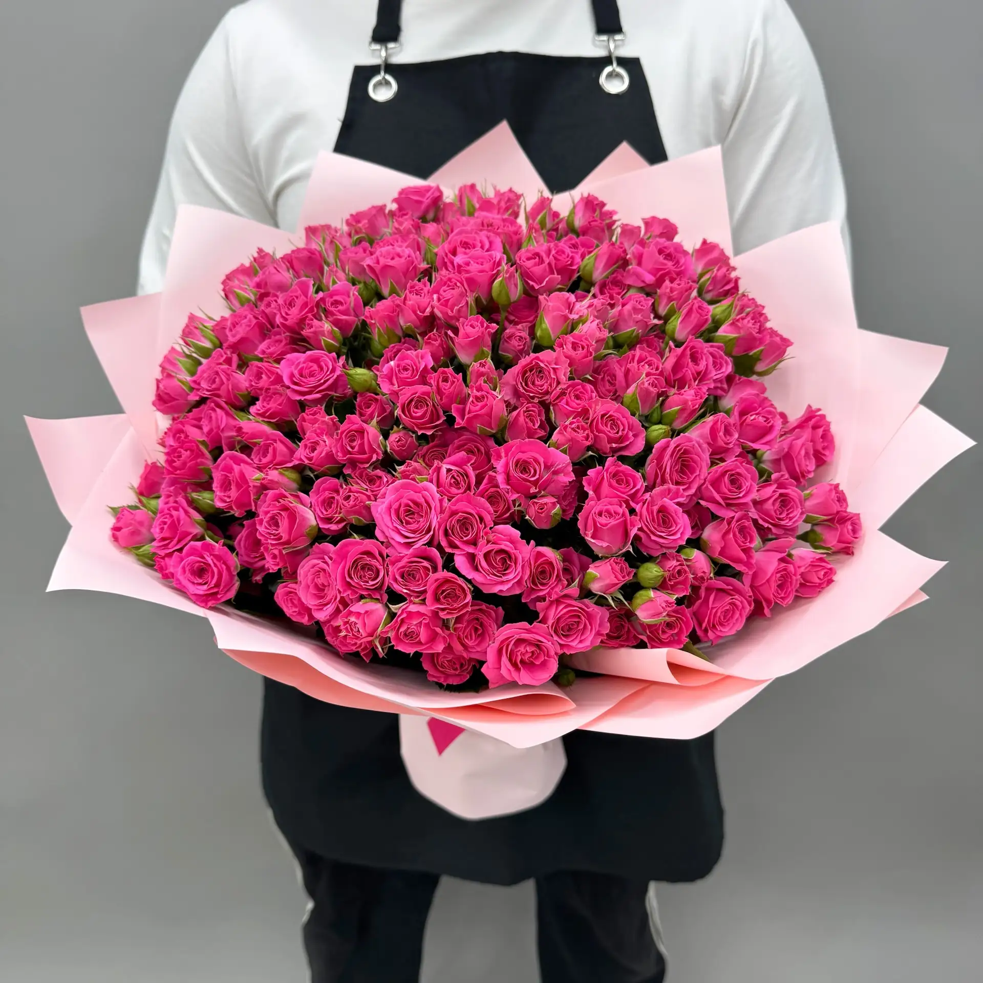 Букет "Flowerstorg" малиновый, 51 роза, кустовая, в пленке, на стеблях