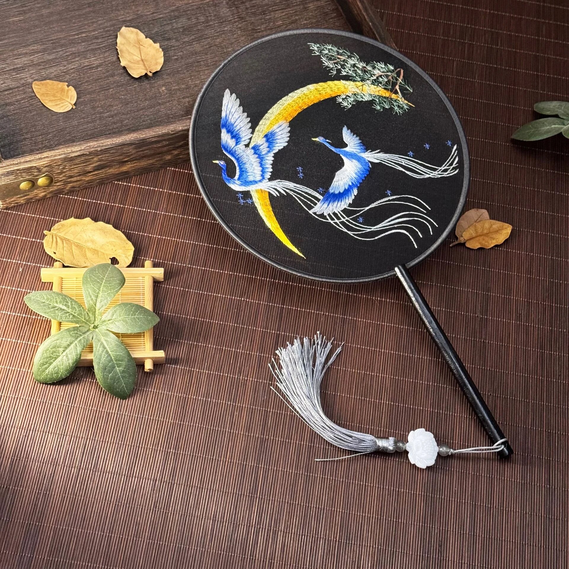 Китайский шелковый веер с вышивкой，Универсален для всех сезонов