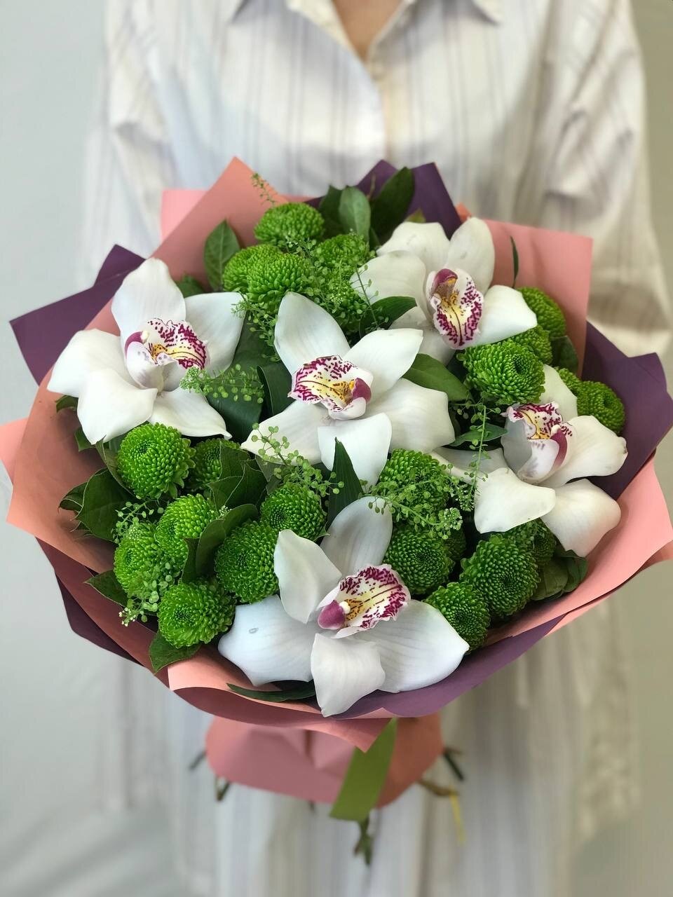 Букет из орхидей и хризантем «Шартез» - S (до 30 см)