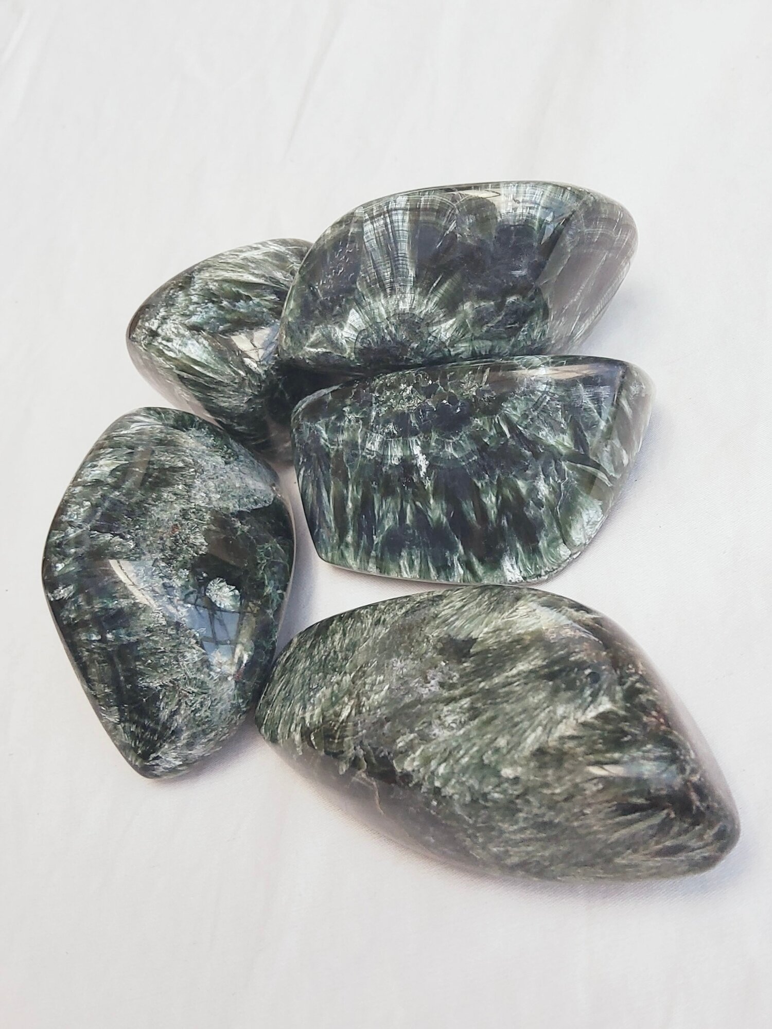 Клинохлор натуральный камень талисман 70-80 грамм