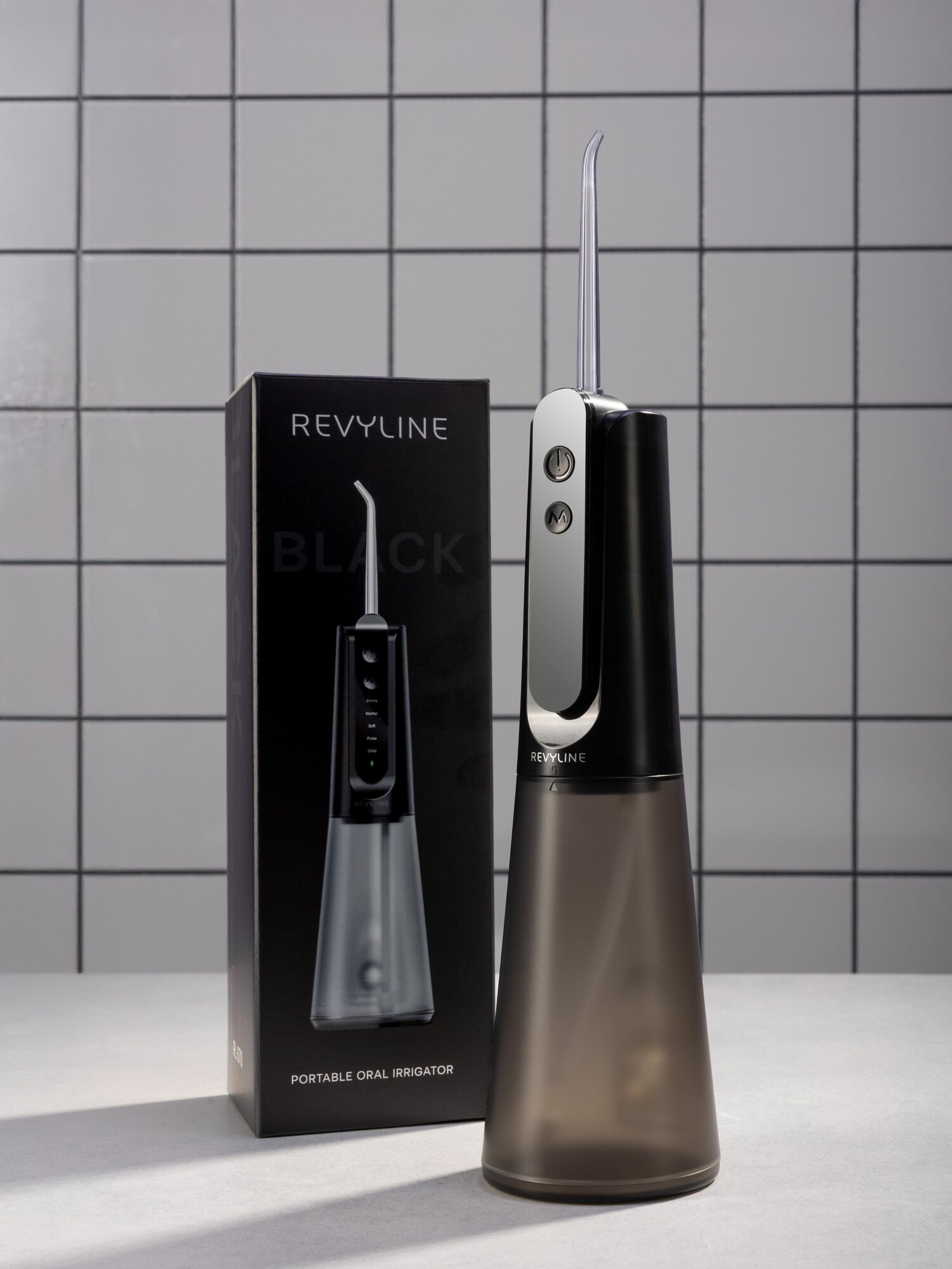 Ирригатор для полости рта портативный Revyline RL 670 Black, черного цвета
