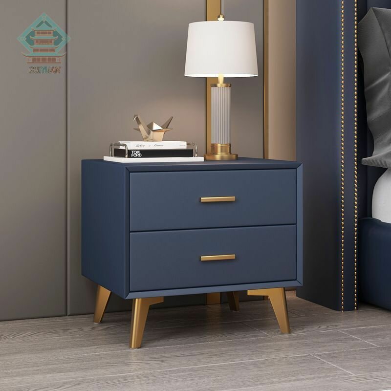 Обычный кожаный прикроватный столик