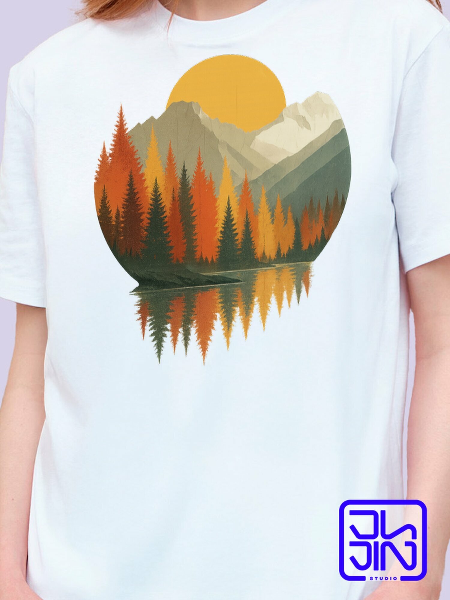 Футболка классическая женская с авторским принтом Винтажные горы с оранжевым, желтым солнцем и ретро лесом у озера, белый хлопковый трикотаж с прикольным рисунком на груди