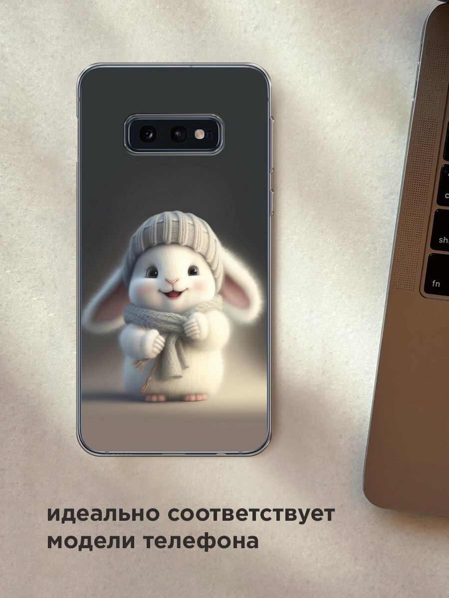 Чехол на Samsung Galaxy S10E / Самсунг Галакси S10E с принтом "Белый крольчонок в шапке" — фото 1