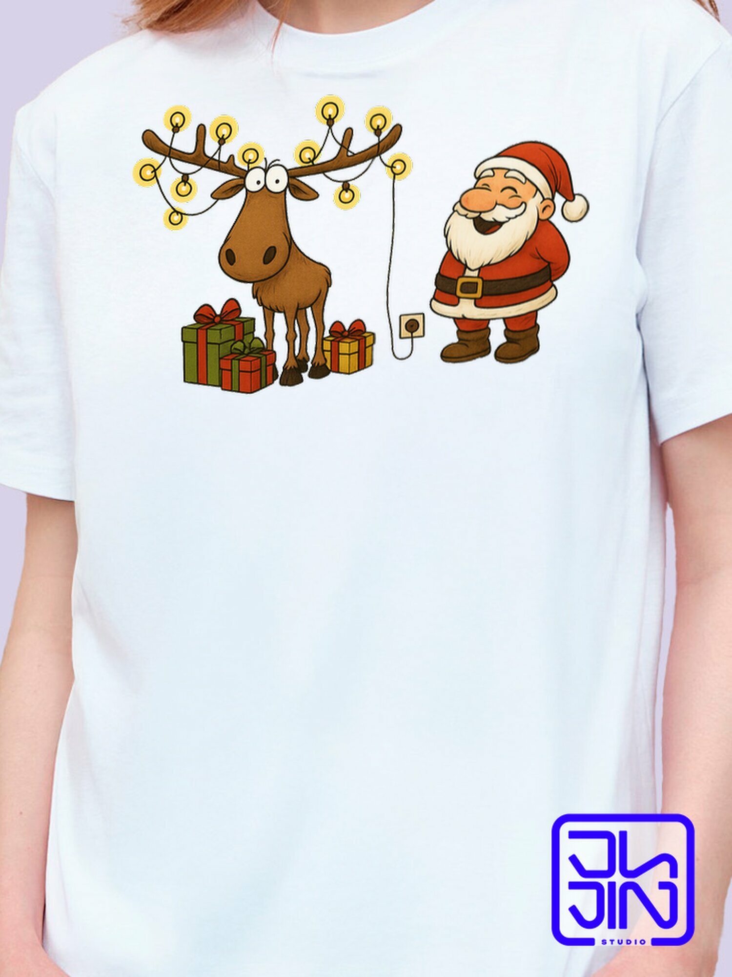Футболка классическая женская с авторским принтом Смешной коричневый лось с гирляндой и красный веселый санта среди подарков, белый хлопковый трикотаж с прикольным рисунком на груди