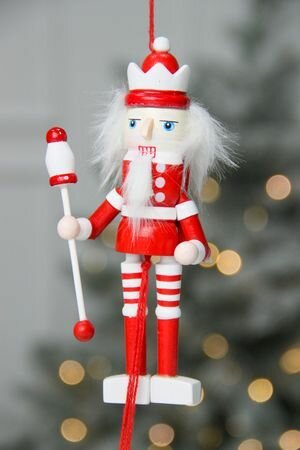 Ёлочная игрушка-марионетка щелкунчик в короне, дерево, 13 см, Kaemingk 552346-1