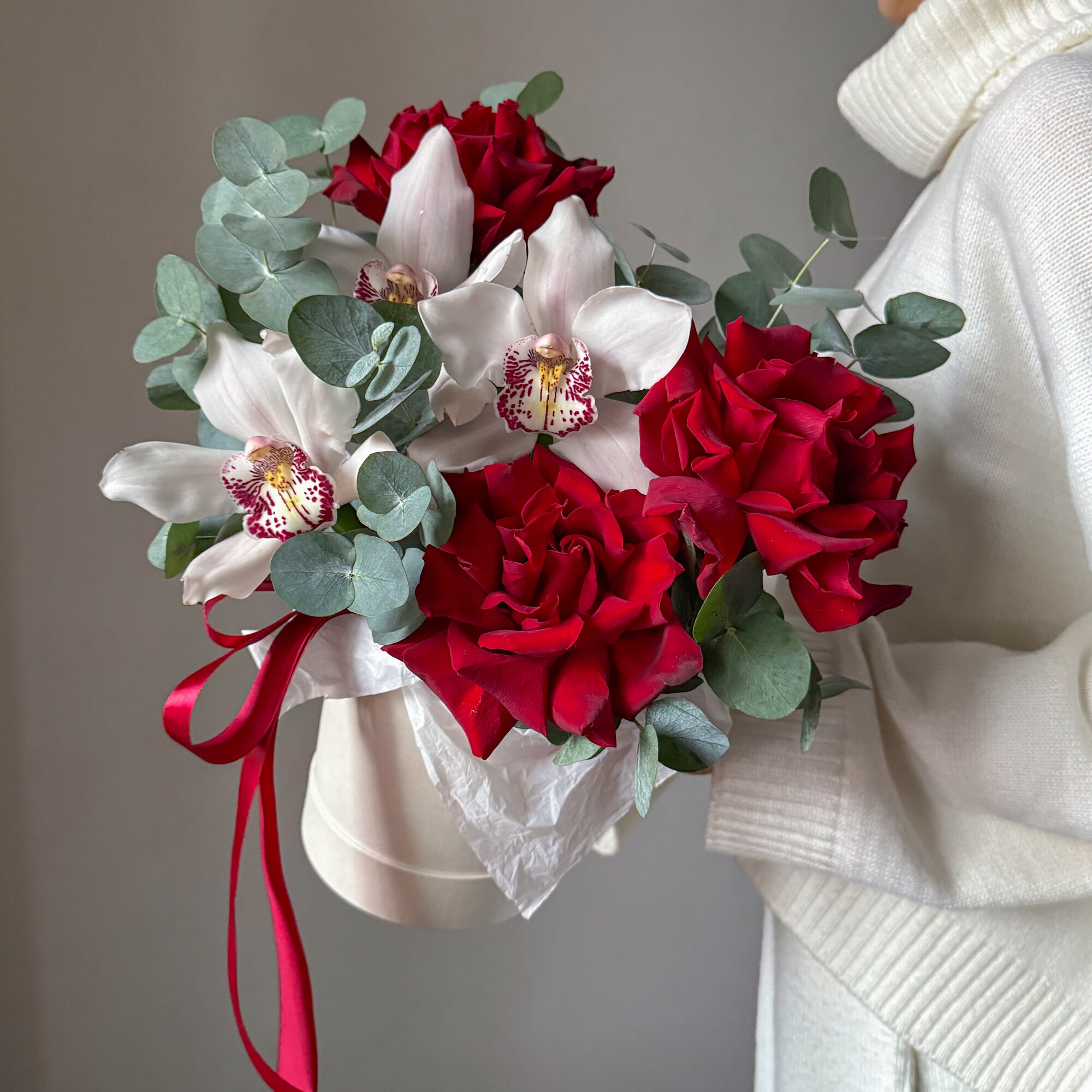 Композиция в коробке с красными французскими розами и орхидеей. Veresk 873