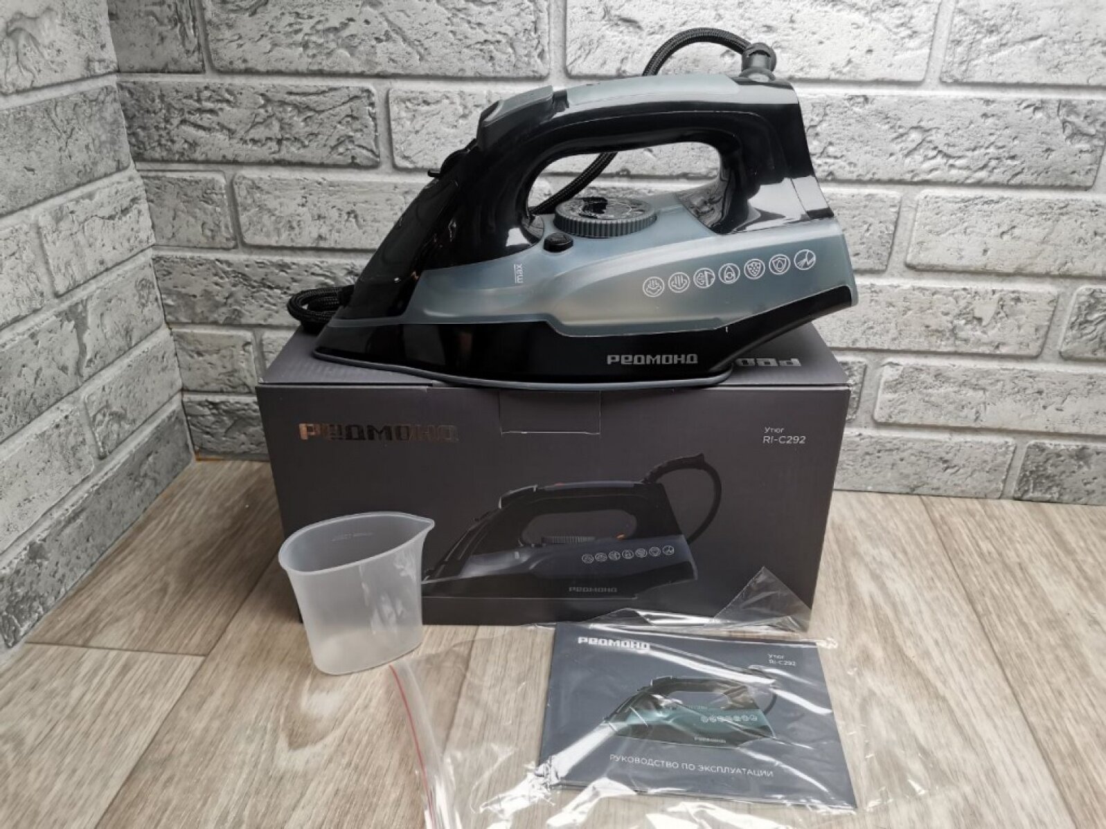 Утюг Редмонд RI-C292 2200 Вт черный