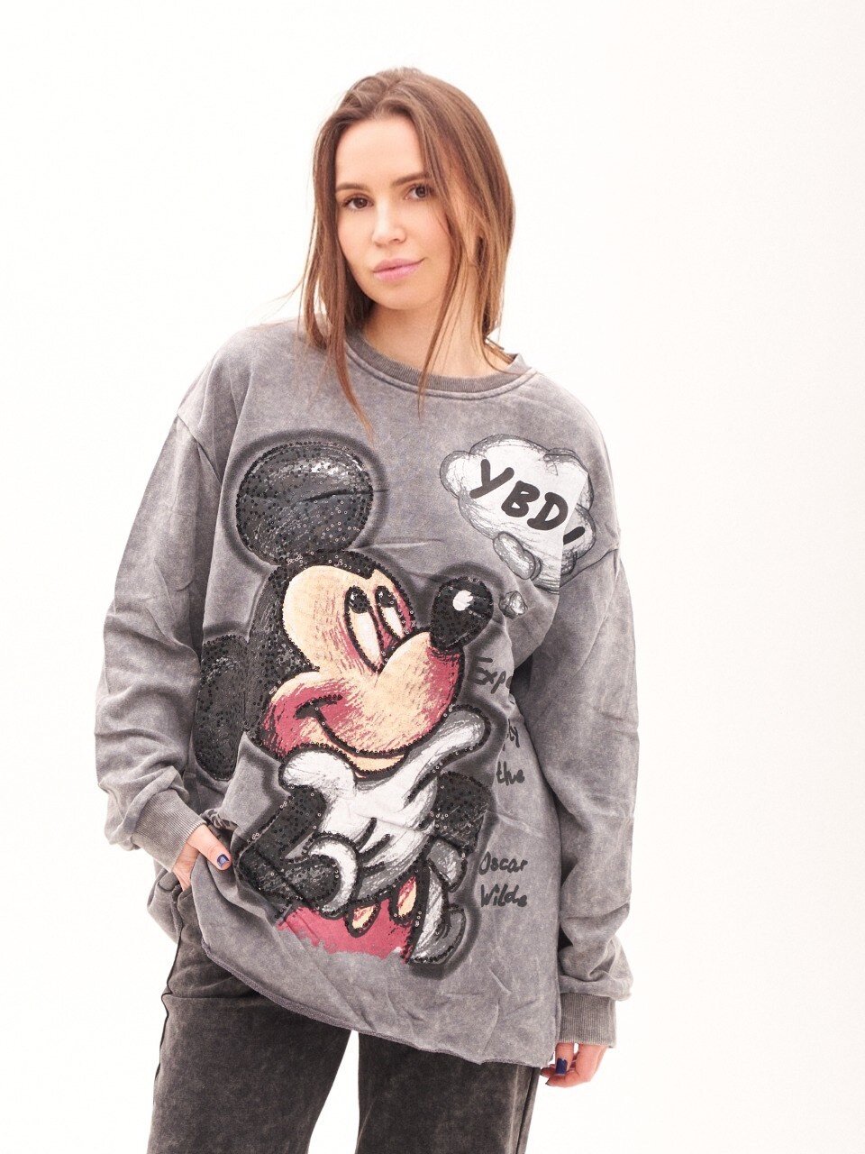 Свитер  Свитшот oversize в сером цвете из хлопка с принтом микки маус вышитый пайетками 40-48