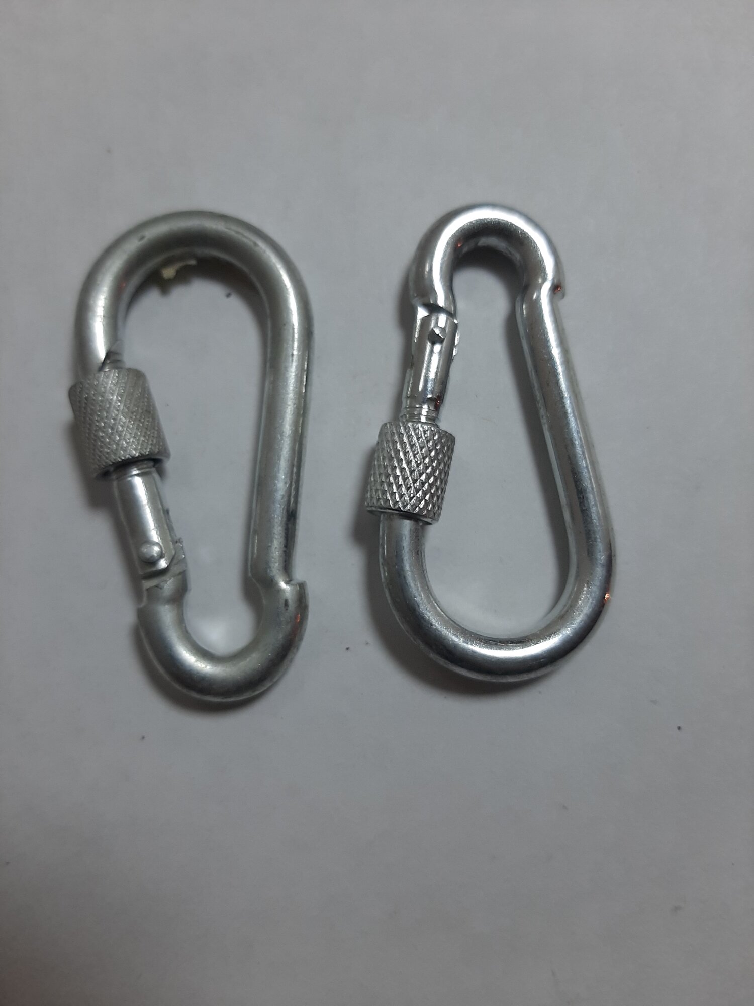 Карабин с фиксатором М 6, в комплекте 2 штуки.