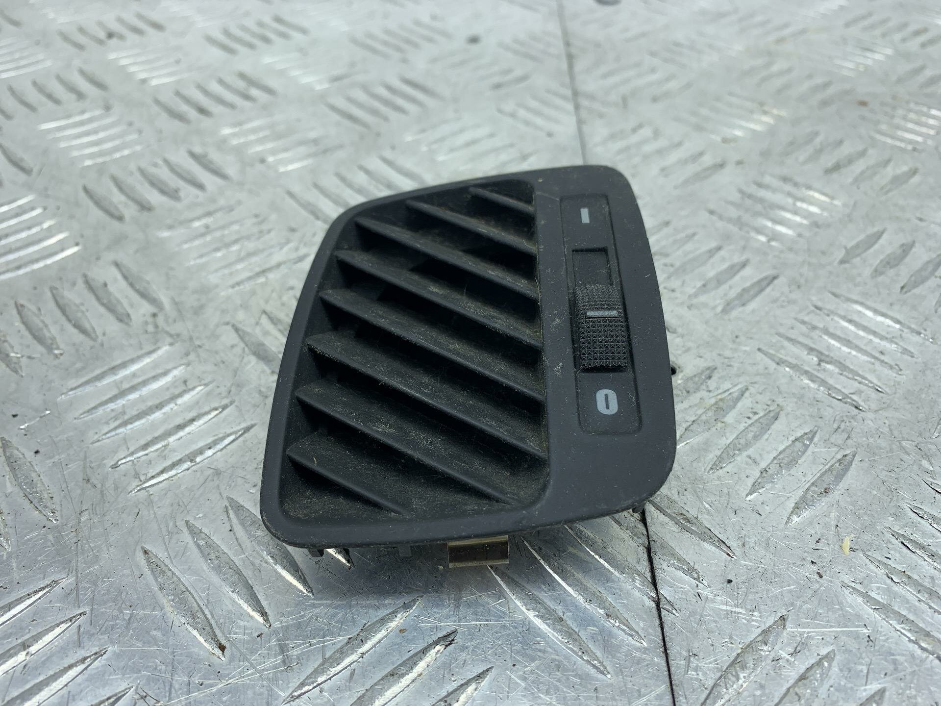 Дефлектор обдува салона передний левый верхний Audi A6 C5 рест. (2001 - 2005) 4B0819793