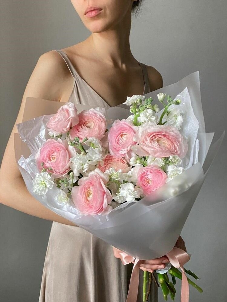 Букет из розовых ранункулюсов и белых маттиол