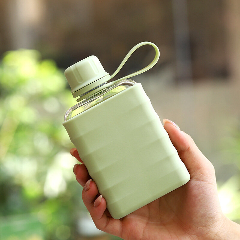 Новая бутылка Tritan Fresh Style с ручкой, плоская бутылка, силиконовая крышка, пластиковый стакан, высококачественная портативная бутылка для воды для студентов