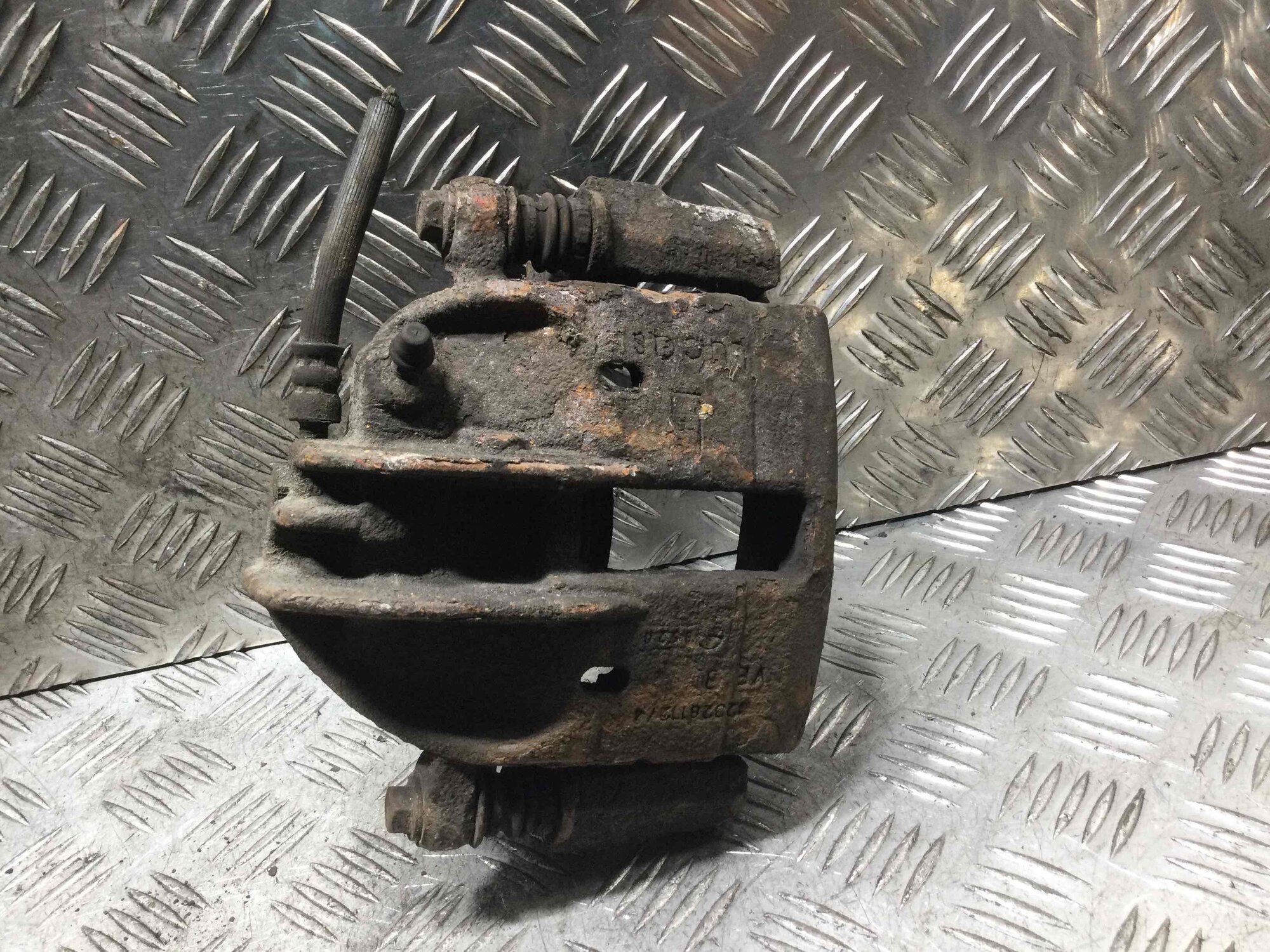 Б/У Суппорт передний левый Volvo V40 1 поколение [2-й рестайлинг] (2002-2004) 2004 г.