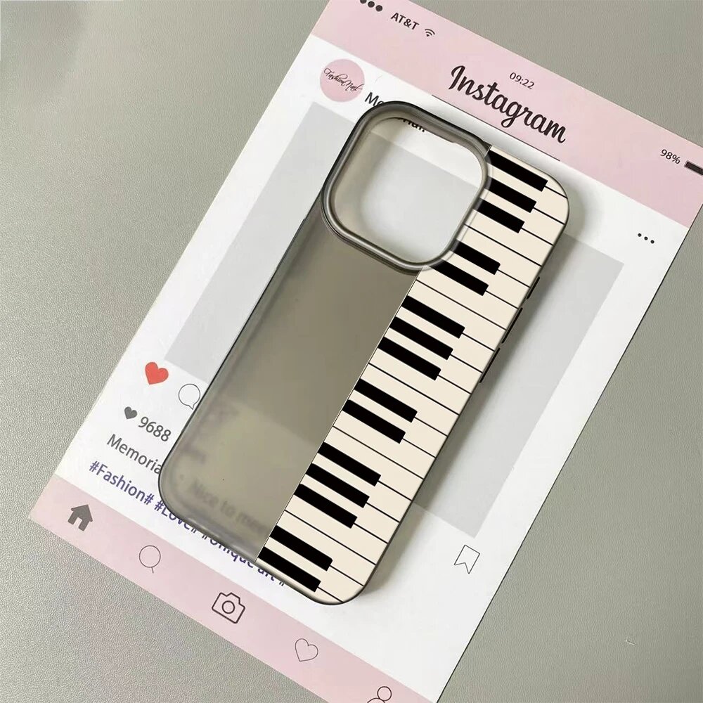 Чехол для iPhone 13 с рисунком пианино, серый