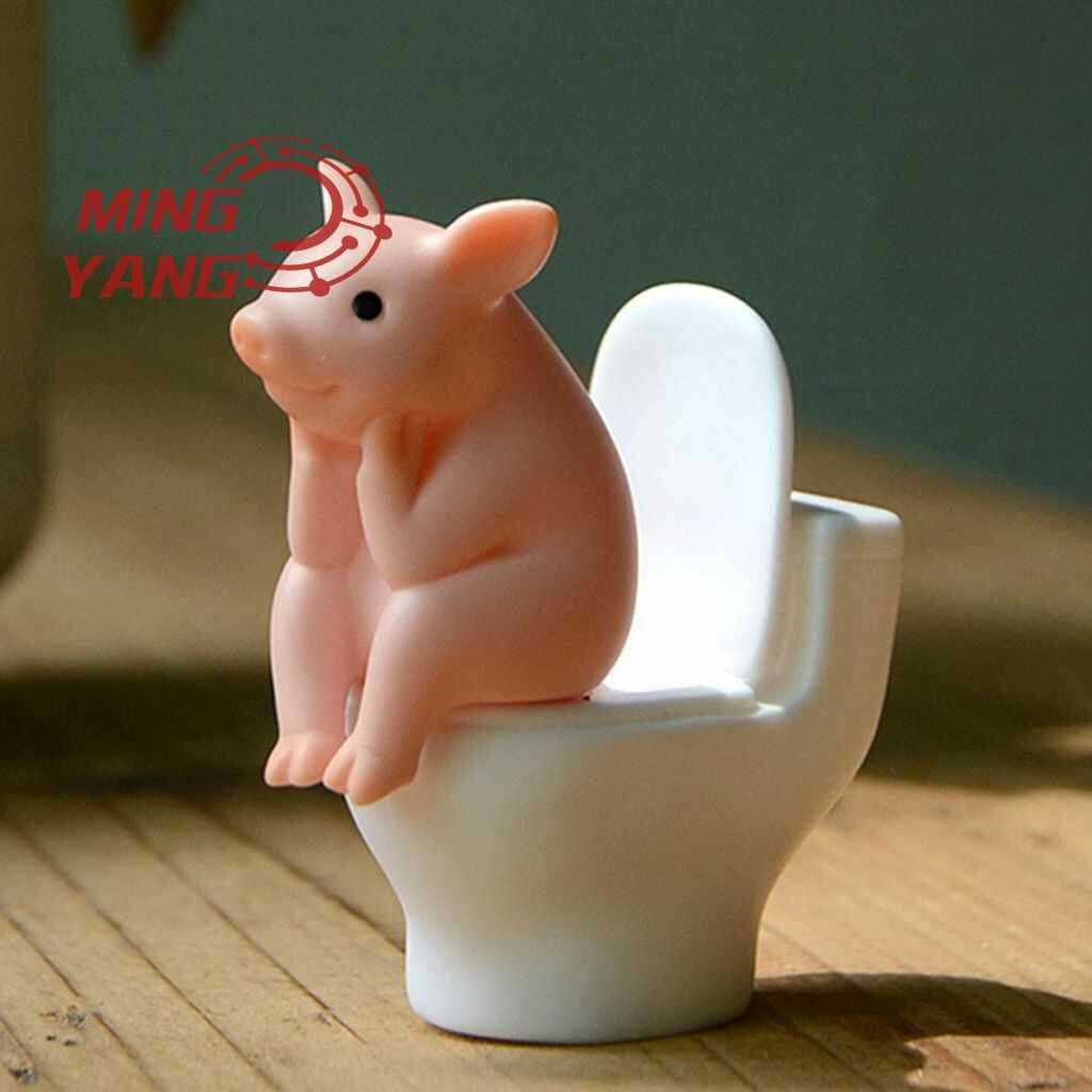 Мультфильм "Свинья" сидит на унитазе